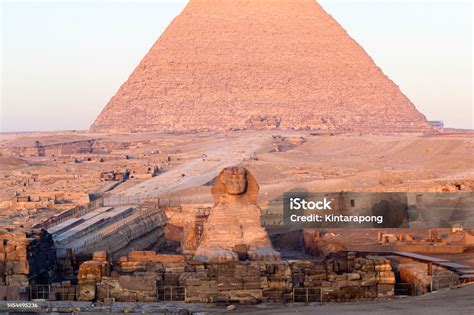 카이로기자이집트의 기자의 대피라미드 앞에 누워 있는 스핑크스 0명에 대한 스톡 사진 및 기타 이미지 0명 건축 경외감