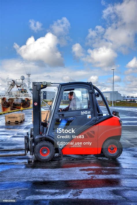 포크리프트 운전자 중 언로드 아이슬란드어 낚시는요 타고 포트 지게차에 대한 스톡 사진 및 기타 이미지 지게차 어업 파란색