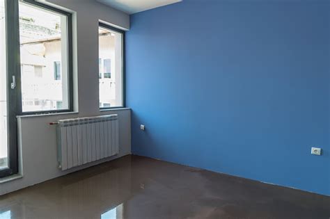 건설 중인 아파트의 인테리어입니다 바닥의 거울 매끄러운 표면입니다 바닥 시멘트 박격포를 평준화 셀프 커버 각질제거에 대한 스톡