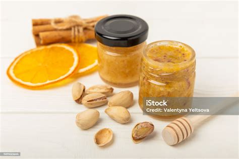 꿀 항아리 피스타치오 꿀 건강과 미용을위한 유용한 강화 양봉 제품 크림 꿀 채식주의 식단 유기농 제품 복사 공간 텍스트 배치 건강관리와 의술에 대한 스톡 사진 및 기타