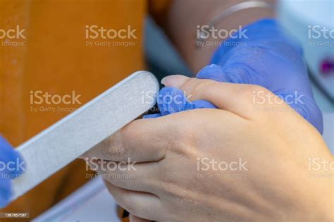 특별한 네일 파일로 손톱을 제출 하는 파란색 장갑에 매니큐어 마스터의 클로즈업 네일 처리 과정 2명에 대한 스톡 사진 및 기타 이미지 Istock