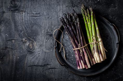 어두운 회색 소박한 배경 위에 빈티지 금속 트레이에 신선한 녹색과 보라색 아스파라거스의 무리 맨 위 보기 복사 공간 건강한 식생활에 대한 스톡 사진 및 기타 이미지 Istock