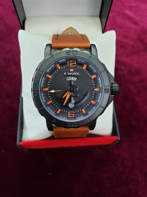 საათები გორში ქალისა და მამაკაცის საათები ქალაქის