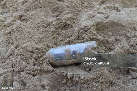 플라스틱 병에 낭비 모래 해변에 남아 있는 빈 쓰레기 플라스틱 병 자연과 환경 오염 캠페인 개념입니다 0명에 대한 스톡 사진 및 기타 이미지 Istock