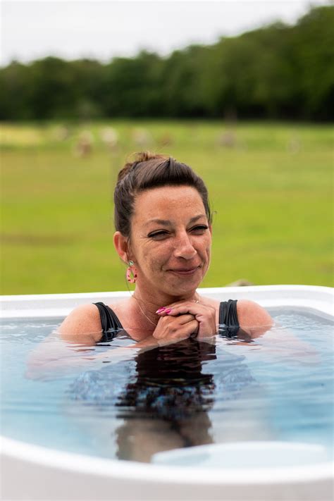 The Surprising Benefits Of Ice Baths For Your Mood