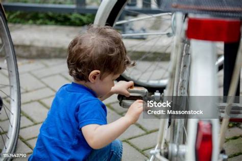 작은 유아 소년은 도시 자전거 주차장에서 큰 자전거와 열정적으로 재생 귀여운에 대한 스톡 사진 및 기타 이미지 귀여운 기계공 남자 아기 Istock