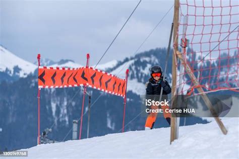 눈 속에서 스키를 타세요 한 아시아 소녀가 로프를 잡고 스키 폴을 들고 스키 리프트에 앉아 있습니다 스위스에서 휴가 6 7 살에 대한 스톡 사진 및 기타 이미지 Istock