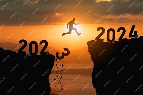 Силуэт мужчины прыгает счастливый новый год 2024 концепция мужчина прыгает через барьер скалы и