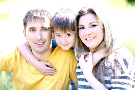 Familia Feliz En El Parque Foto Premium