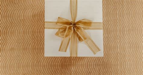 갈색 리본이 달린 흰색 선물 상자 사진 Unsplash의 선물 이미지