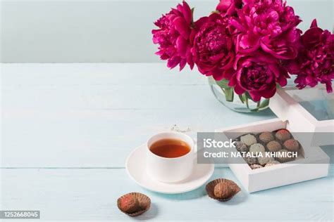 블루 부드러운 배경에 초콜릿 부르고뉴 아름다운 모란의 차 상자 한 잔 선택적 초점 복사 공간 위쪽 보기 0명에 대한 스톡 사진 및 기타 이미지 Istock