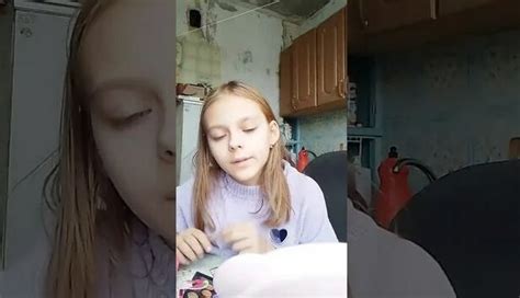 Красивая девушка ведёт трансляцию Смотреть онлайн в поиске Яндекса по