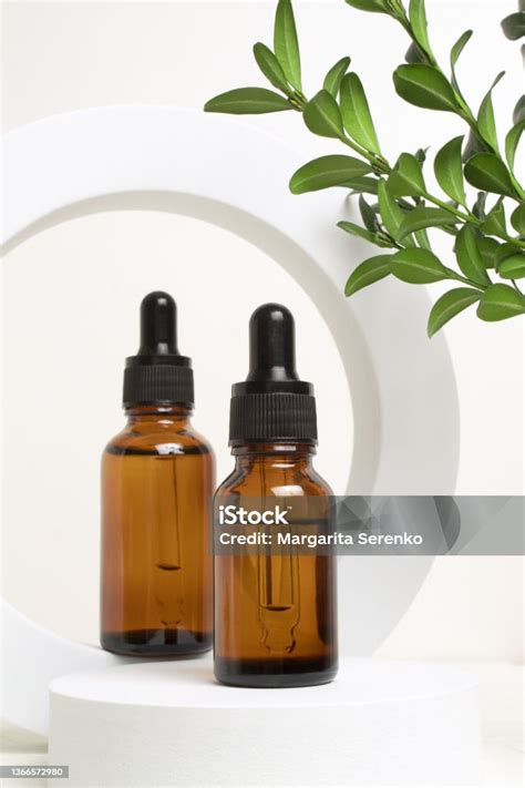 호박색 유리 드롭퍼 병 잎흰색 배경에 둥근 형태로 다른 크기 화장품 용기 모형 브랜딩 및 패키징 프레젠테이션을 위한 배경 내츄럴 스킨케어 뷰티 제품 컨셉 0명에 대한 스톡