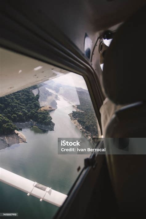 강을 날아 다니는 동안 비행기 조종석에 앉아있는 일반 항공 조종사의 뒷모습 고품질 사진 개인 비행기에 대한 스톡 사진 및 기타