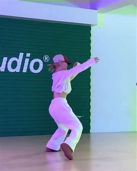 Make An Amazing Tik Tok Twerking Dance Twerk Video Tik Tok Dance By Rosenanzo Fiverr