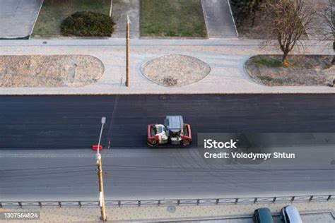 무거운 진동 롤러 압축기아스팔트 도로 롤러는 도로 건설 현장의 도로에 새로운 뜨거운 아스팔트를 누릅니다 아스팔트 포장 작업에서