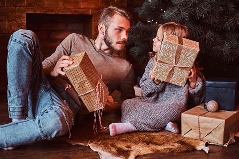 사랑 가족 Fatherhood 크리스마스 잘생긴 아버지와 그의 귀여운 작은 딸 선물에 둘러싸여 바닥에 앉아 12월에 대한 스톡 사진 및 기타 이미지 Istock
