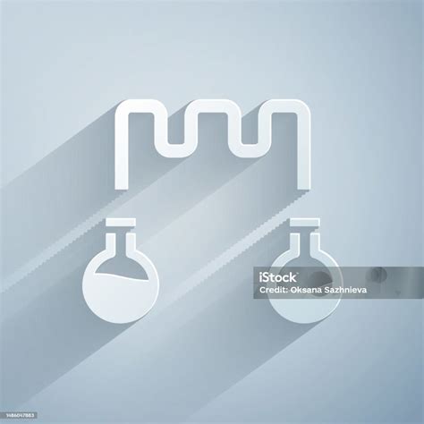 종이 컷 테스트 튜브 및 플라스크 회색 배경에 고립 된 화학 실험실 테스트 아이콘 유체 전송 시스템 실험실 유리 제품 기호 종이 아트 스타일 벡터 3차원 형태에 대한 스톡