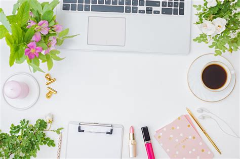 노트북 커피 한 잔 작은 꽃과 녹색 잎 밝은 배경에 사무실 용품 플랫 평신도 블로거 또는 프리랜서 작업 공간 0명에 대한 스톡 사진 및 기타 이미지 Istock