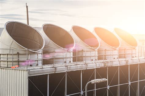 대형 사무용 건물을 위한 산업용 대형 물 공기 냉각탑 냉각기 굴뚝 냉각 타워에 대한 스톡 사진 및 기타 이미지 냉각 타워 산업 물 Istock