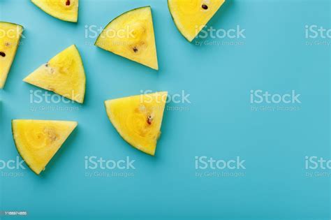 파란색 배경에 신선한 노란색 수박의 조각의 패턴입니다 위에서 볼 수 있습니다 여유 공간 0명에 대한 스톡 사진 및 기타 이미지 0명 과일 노랑 Istock