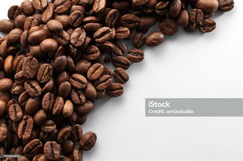 볶은 커피 원두가 흰색 배경에 가까이 붙어 클리핑 경로 0명에 대한 스톡 사진 및 기타 이미지 0명 갈색 고급 요리 Istock