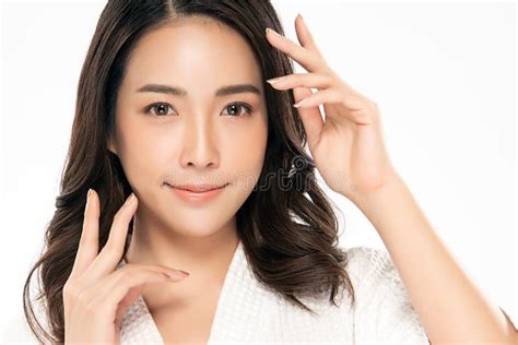 Mujer Asi Tica Joven Hermosa Con La Piel Fresca Limpia Foto De Archivo Imagen De Claro