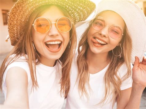 Duas Mulheres Loiras Hipster Sorridente Jovens Em Roupas De Camiseta Branca De Ver O Meninas