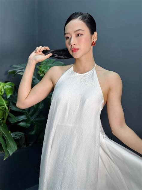 Angela Phương Trinh Diện Váy Yếm Khoe Bờ Vai Rắn Chắc Và Cơ Tay Cuồn Cuộn