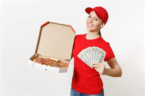 흰색 배경에 고립 된 빨간 유니폼에 배달 여자 여성 모자 티셔츠 청바지 골 판지 Flatbox에서 이탈리아 피자를 들고 택배로