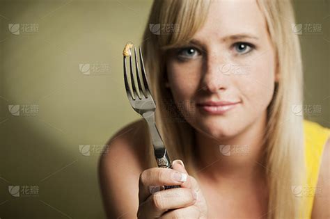 拿着叉子的年轻女子