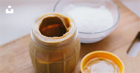 도마에 땅콩 버터 항아리 사진 Unsplash의 무료 음식 이미지