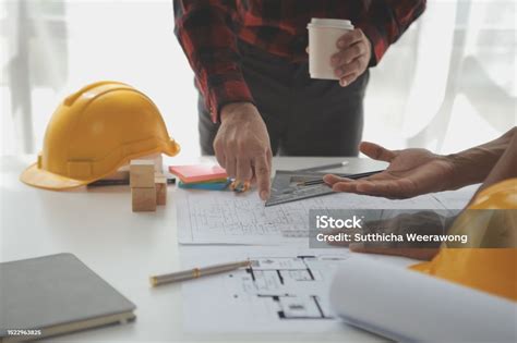 엔지니어 또는 건축가의 건설 및 구조 개념은 작업 현장의 모델 구축 및 청사진에 대한 파트너 및 엔지니어링 도구와 함께 작업하는 프로젝트를 위해 회의 두 회사의 계약 2명에