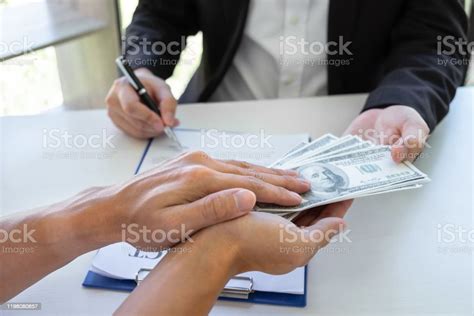 부패 사기 불법 부정직 뇌물 수수 및 부패 개념에서 거래 계약을 성공시키기 위해 파트너의 봉투에 뇌물을 주는 사업가 계약서에 대한 스톡 사진 및 기타 이미지 Istock