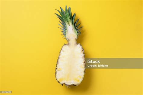 노란색 배경에 파인애플로 만든 창조적 인 레이아웃 맨 위 보기 공간을 복사합니다 플랫 레이 이국적인 음식 열대 과일 개념 개념에