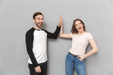 감정적인 부부 친구들은 서로에게 하이파이브를 합니다 하이 파이브에 대한 스톡 사진 및 기타 이미지 하이 파이브 인물 사진 남자 Istock