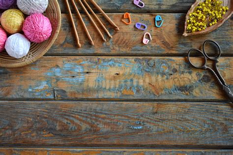 뜨개질과 크로 셰 뜨개질 후크 화려한 무지개 면실 실의 공 양모 장비 수제 크로 셰 뜨개질 공예품 Diy 개념입니다 복사 공간 0명에 대한 스톡 사진 및 기타 이미지