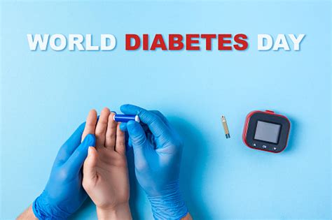 비문 세계 당뇨병의 날 그리고 바소와 혈액 검사를 하는 간호사 혈액 포도 당 시험 지구 및 포도 당 미터와 붉은 피 방울으로 남자의 손 낮에 대한 스톡 사진 및 기타 이미지