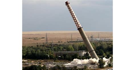 Бутат втория комин на ТЕЦ "Перник"