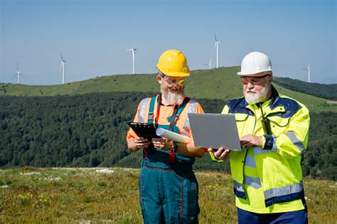 풍력 터빈 농장에서 태블릿과 노트북으로 작업하는 두 명의 엔지니어로 구성된 팀 2명에 대한 스톡 사진 및 기타 이미지 2명 50 54세 60 64세 Istock