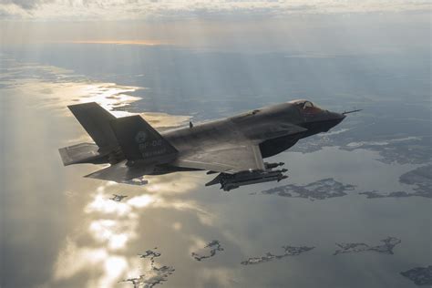 F 35 Lightning Ii Jet Fighter Soars Stunning Hd Military Warplane