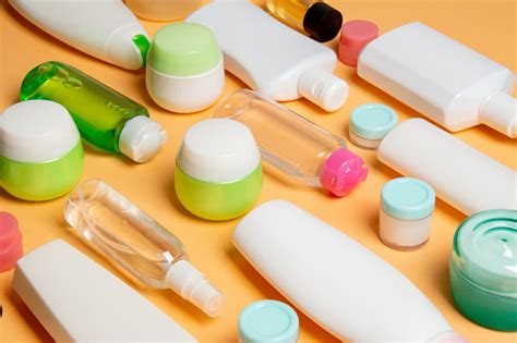 플라스틱 보디 케어 병 플랫 평지 구성의 그룹 은 디자인에 대한 컬러 배경 빈 공간에 화장품을 낳는다 복사 공간이 있는 화이트 코스메틱 용기 세트 상단 보기 0명에 대한