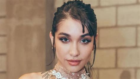 María Becerra deslumbra con corpiño de encaje tanga visible y la última tendencia flor al cuello