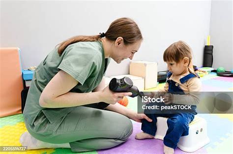물리 치료사는 진동 마사지 건을 사용하여 건강 재활 중에 어린이의 신경계를 자극합니다 진동 요법 2 3 살에 대한 스톡 사진 및 기타 이미지 Istock