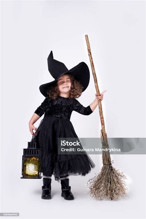 빗자루와 흰색 배경에 재미 마녀 소녀 사육제에 대한 스톡 사진 및 기타 이미지 사육제 사람들 유머 Istock