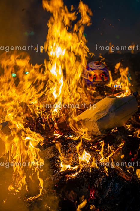 大崎八幡宮 どんと祭 燃え盛る火炎（松焚祭）（宮城県仙台市）の写真素材 220075200 イメージマート