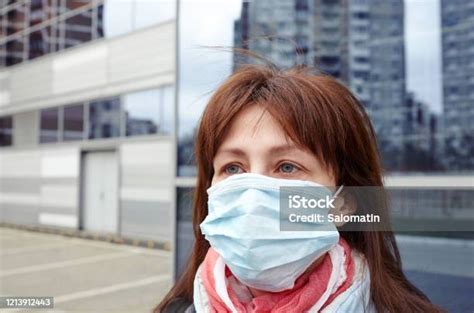 코로나 바이러스를 방지하기 위해 위생 마스크를 착용 한 여성 마스크에 있는 사람들 유럽에서 소설 코로나 바이러스 의 발발 코로나 바이러스 검역의 개념 대기 오염 19에 대한