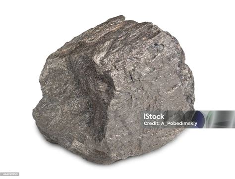 흰색 배경에 고립 된 철 광 석 철 광 석은 금속 철을 경제적으로 추출할 수 있는 암석과 광물입니다 광물질에 대한 스톡 사진 및