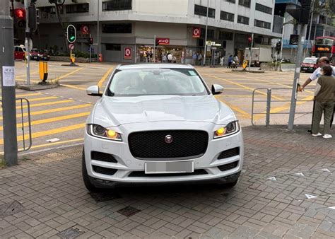 九龍灣私家車駛上行人路 市民怒斥女司機「係咪有病」｜即時新聞｜中港台｜oncc東網