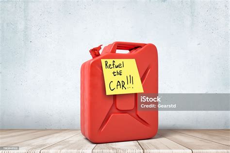 흰색 벽 배경에 자동차 연료스티커 노트와 빨간색 가솔린의 3d 렌더링 수 있습니다 깔때기에 대한 스톡 사진 및 기타 이미지 Istock